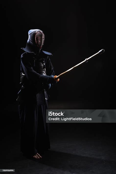 검은 색에 대나무 검으로 연습 하는 갑옷에 검도 전투기의 전체 길이 보기 하카마에 대한 스톡 사진 및 기타 이미지 하카마 검도 무술 검은색 Istock
