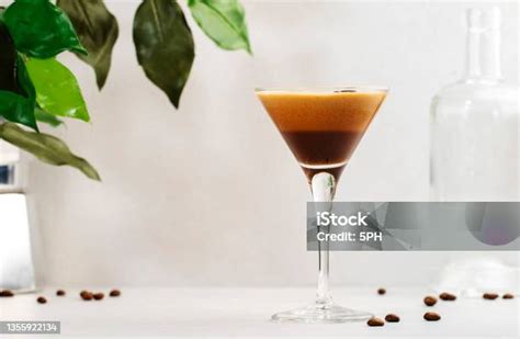 에스프레소 마티니 보드카 커피 리큐어 시럽 얼음 블랙 배경 바 도구를 곁들인 트렌디한 알코올 칵테일 마티니에 대한 스톡 사진 및