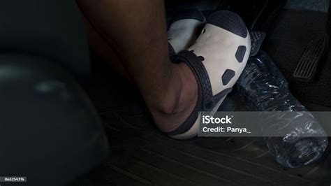 드라이버의 발 브레이크 페달 물병 압 연에서 위험한 자동차 브레이크 자동차 안전 시스템 발 사고와 브레이크에 방해 교통에 대한 스톡 사진 및 기타 이미지 Istock