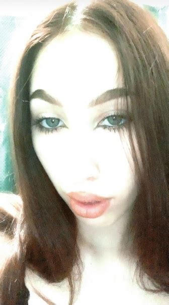 Я держу её за талию она меня за долбоёба Почему она не хочет трахаться с парнем с района Надел