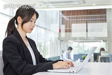 여성 화이트칼라 전문직 사무실 업무현장 근로시간 비즈니스우먼 이미지 Jv12641317 게티이미지뱅크