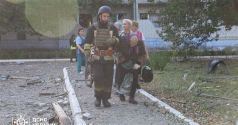 В ДСНС показали як евакуюють людей з геріатричного пансіонату у Сумах після авіаудару Читайте