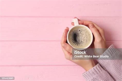 나무 테이블에 여성의 손에 거품과 커피 한 잔 맨 위 보기입니다 갈색에 대한 스톡 사진 및 기타 이미지 갈색 검은색 기포 음료 Istock