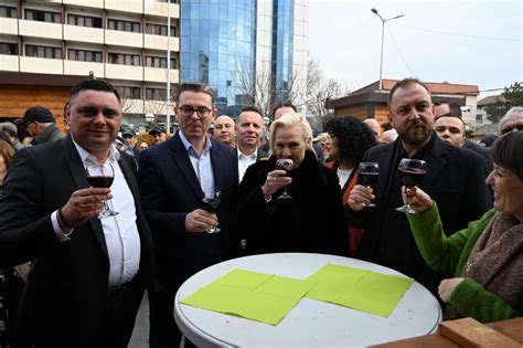 Агелер Трипуновски Љутков и Јанчев закроија винова лоза и наздравија со вино Вечер 1963