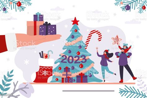 산타 클로스 손은 선물을줍니다 전통적인 크리스마스 트리에 2023 년 숫자입니다 행복 한 가족 크리스마스 축하 새해 겨울 방학