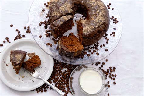 커피 원두와 테마 프레임으로 장식 된 특별 한 접시에 제공 되는 커피 맛이 있는 홈메이드 케이크 우유 한잔과 함께 0명에 대한 스톡 사진 및 기타 이미지 Istock