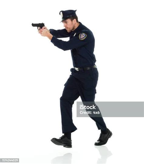3039세 성인 잘생긴 분 청년 경찰 보안 요원 이1명 만 전체 길이 사이드 뷰 프로필 보기 유니폼 넥타이 모자 배지를 착용 하 고 심각한 자신감 집중 경찰관에 대한 스톡