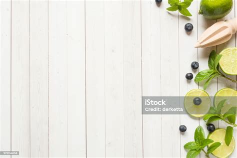 신선한 감귤 류 열매 라임 민트 빛 바탕에 블루베리 텍스트를 위한 공간 복사 감귤류 과일에 대한 스톡 사진 및 기타 이미지 감귤류 과일 건강한 생활방식 건강한 식생활