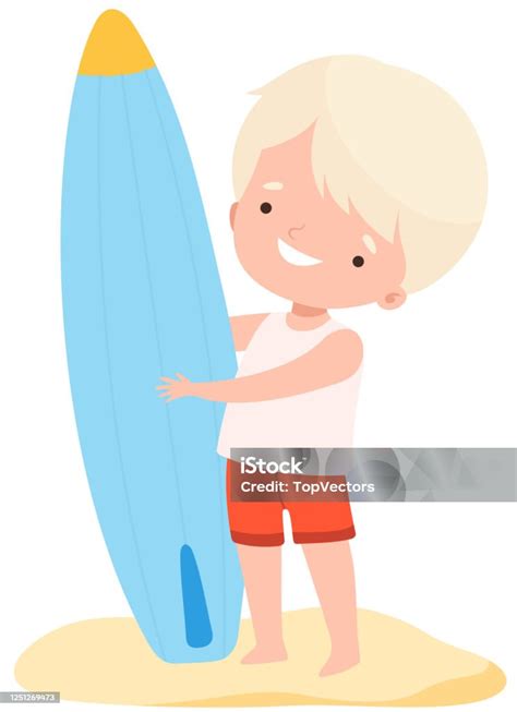 샌디 비치에 서핑 보드와 함께 서 수영복에 귀여운 소년 어린이 여름 활동 여름 휴가 만화 벡터 일러스트에 재미를 사랑스러운 아이 계절에 대한 스톡 벡터 아트 및 기타 이미지