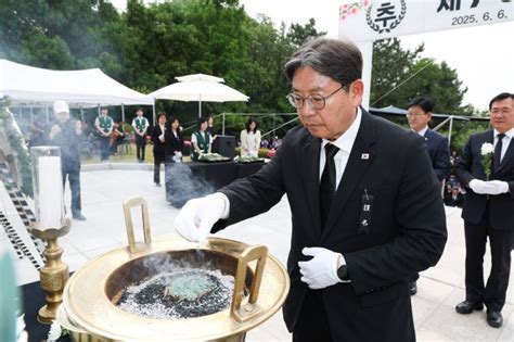 호국영령을 기리며 김해시 제70회 현충일 추념식 엄수 아시아경제