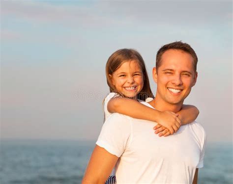 Pai Novo Feliz E Sua Filha Que Jogam Na Praia Imagem De Stock Imagem