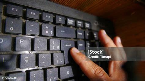 사무실에서 일하는 사람 컴퓨터 사무실 Pc 더러운 키보드 타이핑하는 남자 컴퓨터 키보드에 입력하는 사람 먼지가 많은 키보드 타자 치기에 대한 스톡 사진 및 기타 이미지