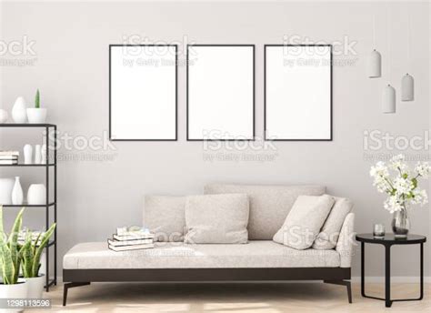 차젤롱그 스타일의 소파 랙 천장 램프 제라늄 꽃 꽃병 책 로프트 빌딩의 산세비에리아 식물이있는 거실 벽에 세 개의 모형 사진 프레임 3d 렌더 0명에 대한 스톡 사진 및