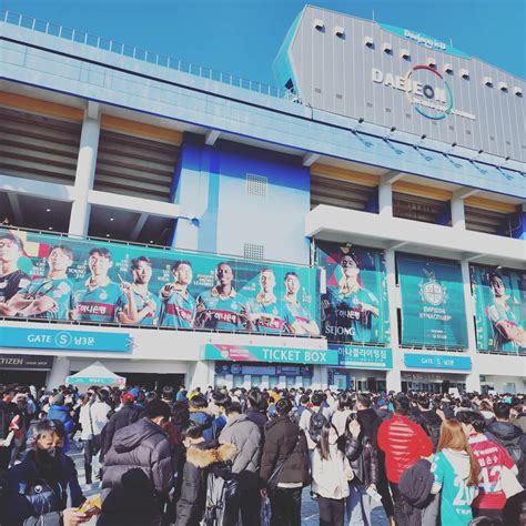 김영웅 반갑다 K리그 👍👍 환영한다 대전하나시티즌 승삼축하 😂 힘좀내자 강원fc 😞😓😩😤 K리그1개막관중 10만명돌파ㄷㄷ 대전의 관중 숫자가 전용구장보다 더