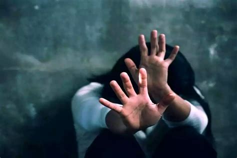 دختر 9 ساله ام در خانه تنها بود که پسر همسایه به زور