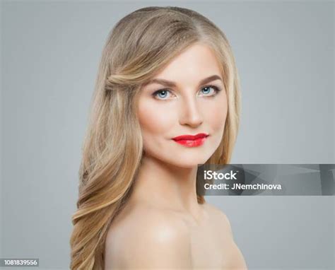귀여운 금발 여자 긴 곱슬 머리 맑은 피부와 붉은 입술 화장 페이셜 트리트먼트 헤어 케어 및 화장품 건강관리와 의술에 대한 스톡 사진 및 기타 이미지 Istock