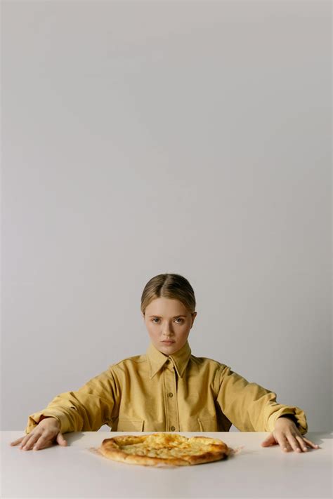 굶주림 기다리는 다이어트 먹는 미니멀리스트 반죽 보고있는 빈 배경 빵 수직 쐈어 스낵 식사 식욕 실내 실내 조명 심플한 스타일 여성 예상