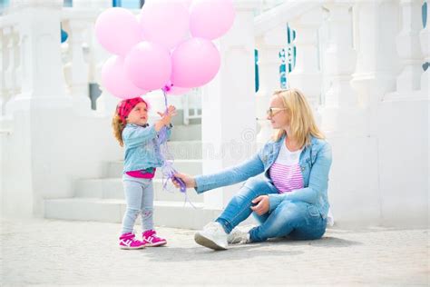 Familia Joven Feliz En La Calle De La Ciudad Europea Foto De Archivo Imagen De Sonrisa