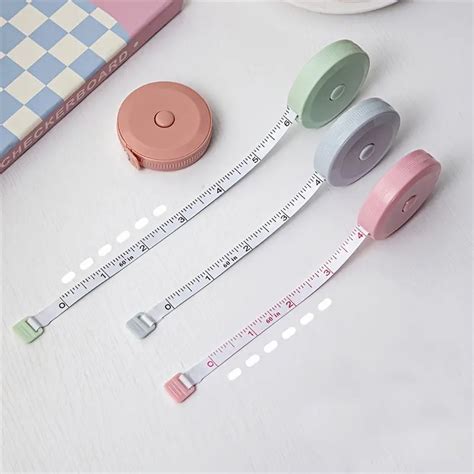 1pc 15미터 컬러풀한 작은 측정테이프는 가슴 엉덩이 허리의 세 가지 크기 및 미터와 인치의 의류 크기를 측정하기 위한 간단하고 휴대용 가죽 측정테이프입니다 이미