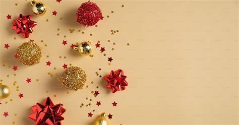 황금 색종이와 크리스마스 공 노란색 배경에 빨간색 장식 플랫 레이 탑 뷰 휴가 배경 사진 Unsplash의 선물 이미지