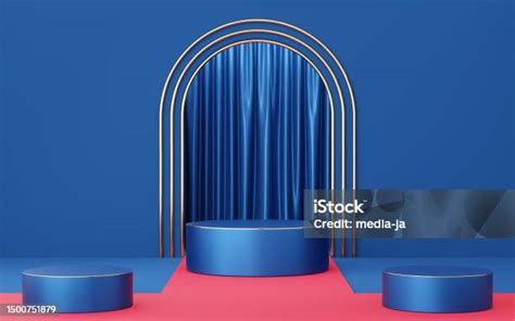 3 빨간색 캣워크 아치 및 커튼 배경에 금색 테두리가 있는 빈 파란색 실린더 연단 추상 최소 스튜디오 3d 기하학적 모양 개체입니다 제품 디자인 전시를 위한 모형 공간 3d