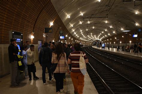 모나코 몬테카를로 역 유럽 기차를 기다리는 사람들 기차를 타기 위해 걸어가기 2023년에 대한 스톡 사진 및 기타 이미지