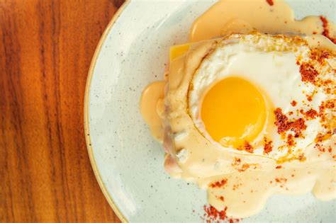 노란색 소스를 곁들인 육즙이 많은 노른자를 곁들인 아침 식사로 토스트에 튀긴 방목 계란 0명에 대한 스톡 사진 및 기타 이미지 0명 계란 노른자 구이 Istock