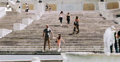 낮 동안 흰색 콘크리트 건물 근처의 회색 콘크리트 계단을 걷는 사람들 사진 Unsplash의 무료 이탈리아 이미지
