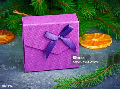 크리스마스 구성입니다 회색 돌 바탕에 자주색 나비 보라색 선물 상자 그린 가문비나무 가지 고 말린된 오렌지의 장식입니다 겨울에 대한 스톡 사진 및 기타 이미지 Istock