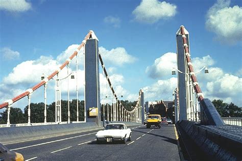 템즈 강 위의 Chelsea Bridge