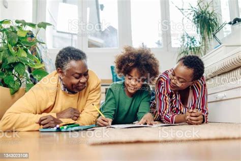 아프리카 계 미국인 십대 소녀 하 고 숙제 에 바닥 와 그녀의 조부모 3 명에 대한 스톡 사진 및 기타 이미지 3 명 30 34세 60 64세 Istock