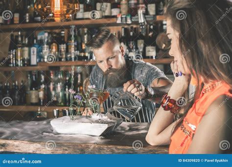 Bella Ragazza Che Esamina Barista Bello Fotografia Stock Immagine Di Uomini Discoteca