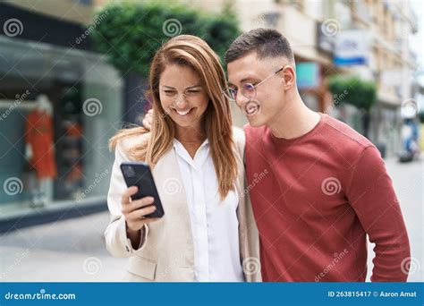 Hombre Y Mujer Madre E Hijo Sonriendo Confiados Usando Smartphone En La