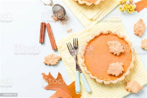 계 피와 노란색 단풍과 파스텔 블루 바탕에 노란색 냅킨에 쿠키와 호박 파이 10월에 대한 스톡 사진 및 기타 이미지 10월 11월 가을 Istock