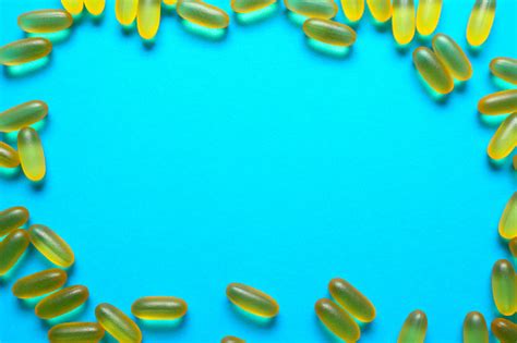 생선 지방 오일 오메가 3 복사 공간이있는 파란색 배경에 비타민 E의 캡슐 건강 관리 비타민 보충제 일일 섭취 개념 0명에 대한 스톡 사진 및 기타 이미지 Istock