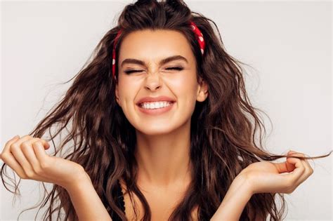 Chica Guapa Con Grandes Ojos Y Cejas Oscuras Foto Premium