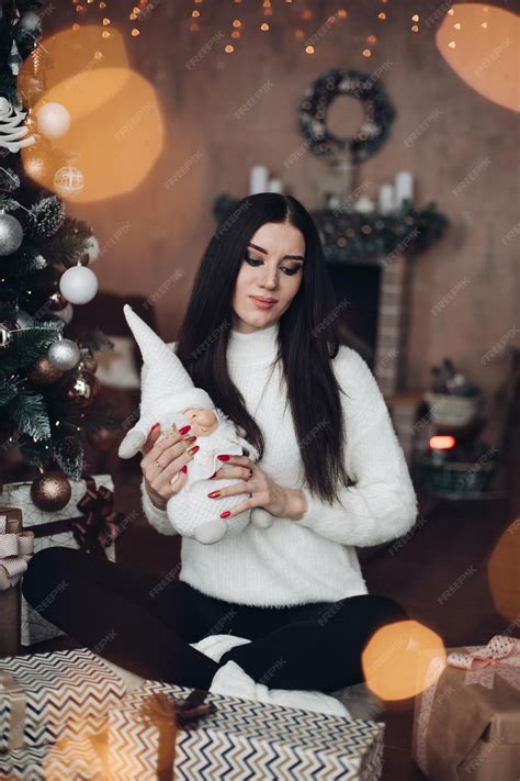 Hermosa Chica Con Cabello Largo Y Oscuro Con Pequeña Enana Blanca