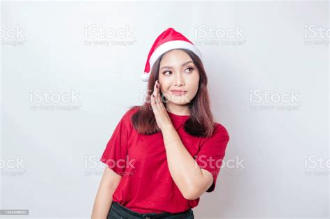 산타클로스 모자를 쓴 젊은 아름다운 여자가 입에 손을 대고 큰 소리로 외치고 비명을 질렀다 통신 개념입니다 12월에 대한 스톡 사진 및 기타 이미지 Istock