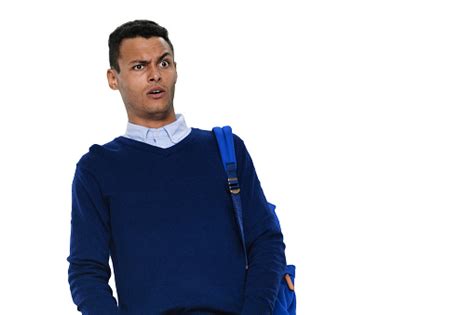 정면보기 한 사람 한 사람 허리까지 초상화 2029 세 성인 잘 생긴 사람 검은 머리 아프리카 민족 아프리카 계 미국인 민족 세대 Z 남성 젊은 남자 서 있는 혼란 불확실성