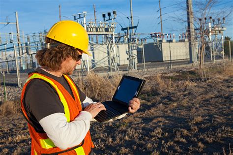 파워 스테이션에서 태블릿 컴퓨터 모니터를 사용 하 여 전기 엔지니어 전기 연료 및 전력 생산에 대한 스톡 사진 및 기타 이미지 전기 연료 및 전력 생산 개선 건설