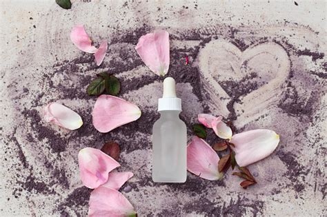 신선한 장미 꽃잎과 보라색 파우더 페인트로 둘러싸인 드롭퍼가 있는 유리 투명 병 0명에 대한 스톡 사진 및 기타 이미지 0명 건강관리와 의술 건강한 생활방식 Istock