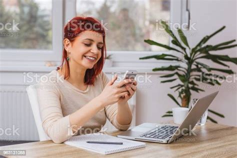 젊은 아름 다운 캐주얼 여 자가 들고 스마트폰 화면 보고의 초상화 가정 생활에 대한 스톡 사진 및 기타 이미지 가정 생활 보기 정적 활동 장치 화면 Istock