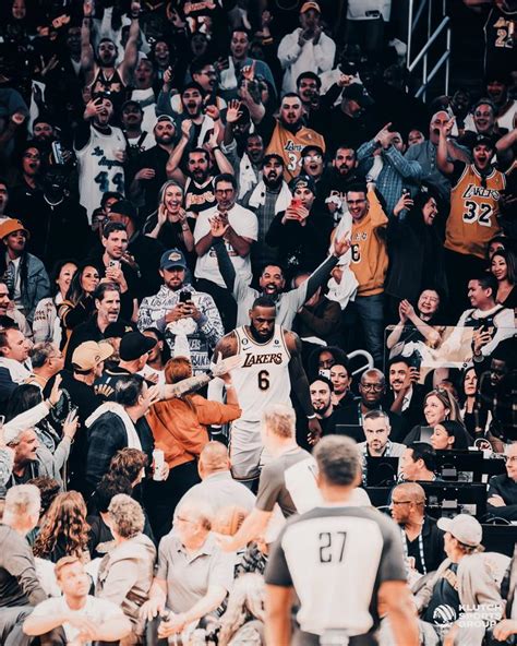 名画1 詹姆斯冲进观众席救球后返回赛场手机新浪网