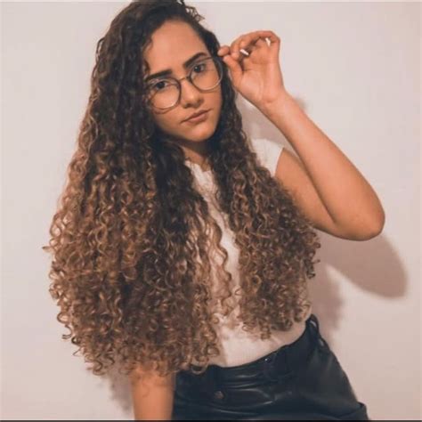 Anna Carolina On Threads