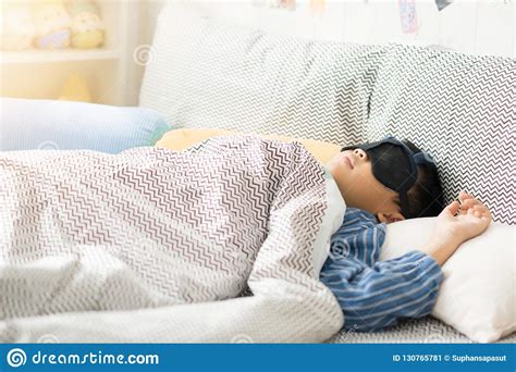 Ребенк спать в кровати под одеялом дома Стоковое Изображение изображение насчитывающей дом