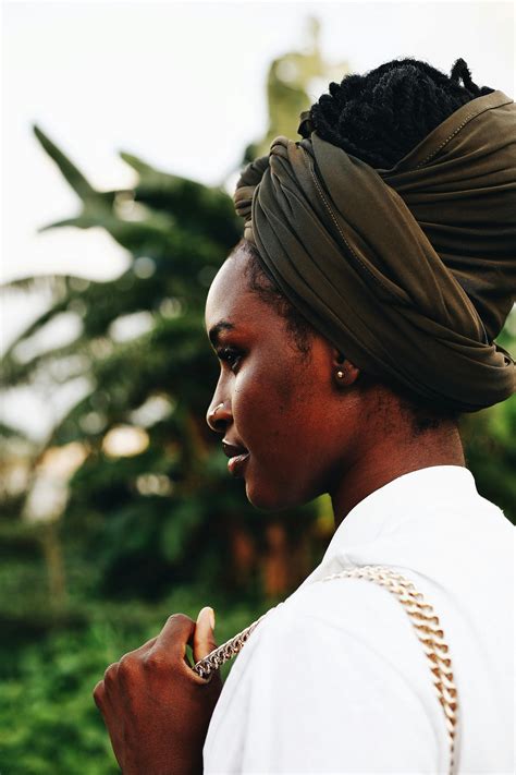 검은색 고요한 고요함 곱슬머리 레저 모래 미니멀리스트 보석 보헤미안풍 부담없는 블랙 앤 화이트 비치웨어 스타일 시크한 아름다움 아프로 아프리카