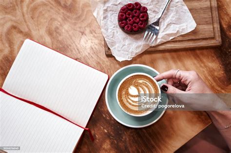 나무 테이블이 나 배경 위에서 여자 손에 커피 라 떼 한잔 카페에서 점심을 데 열린된 노트북 디자인 서식 파일에 대 한 공간입니다 갈색에 대한 스톡 사진 및 기타 이미지