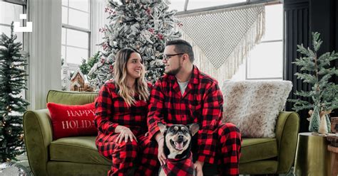 잠옷을 입은 남자와 여자가 강아지와 함께 소파에 앉아 있다 사진 Unsplash의 무료 시에테 스튜디오 이미지