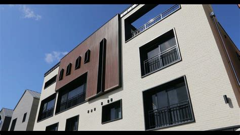 5568 바닐라 점토벽돌과 브라운 목재 루버 마감 흰색 줄눈 차콜 후레싱 멋진 3층 다세대 주택 빌라 디자인 예쁜 건물 외벽 노란색 타일 시공치장벽돌 조적 공사