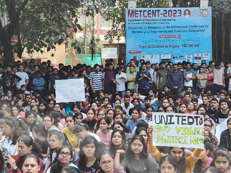 शरमनक IIT क छतर क पर कपड गन पइट पर उतरव दए गए इसक वडय